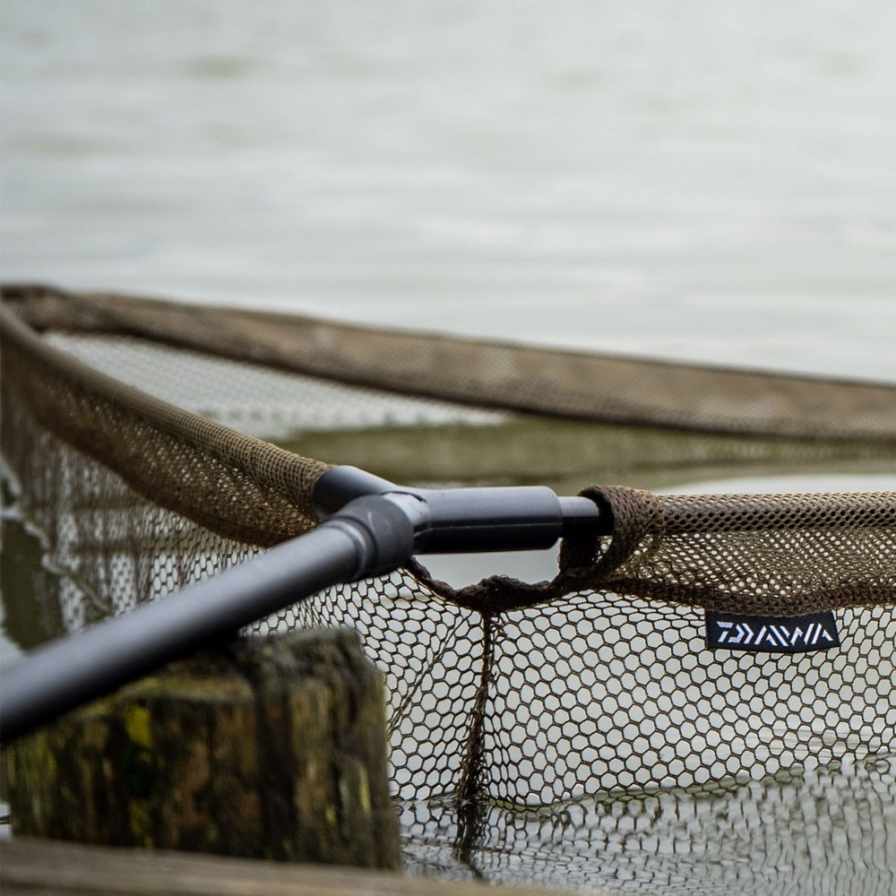 Daiwa Black Widow Landing Net 42inch - £52.99